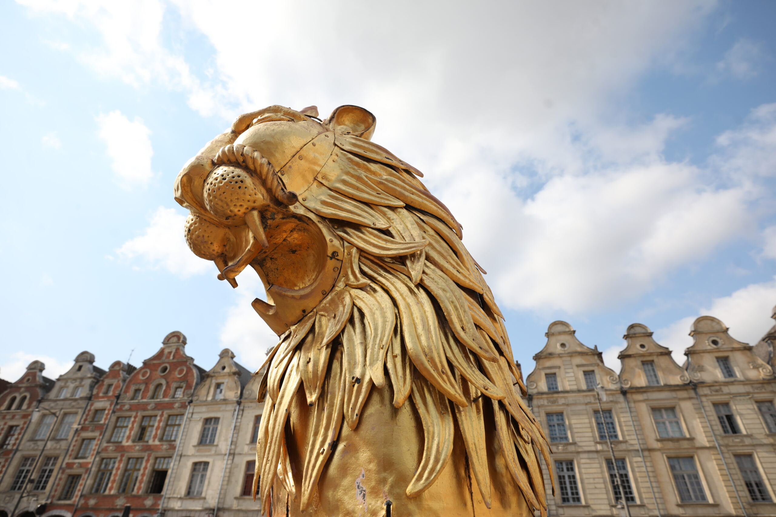 À Arras, le Lion redescend du beffroi : une opération patrimoniale d ...